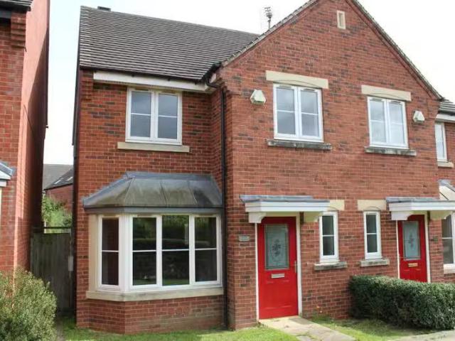 Cozy 2 BA 3 bedroom semi detached house for rent in Hill View.