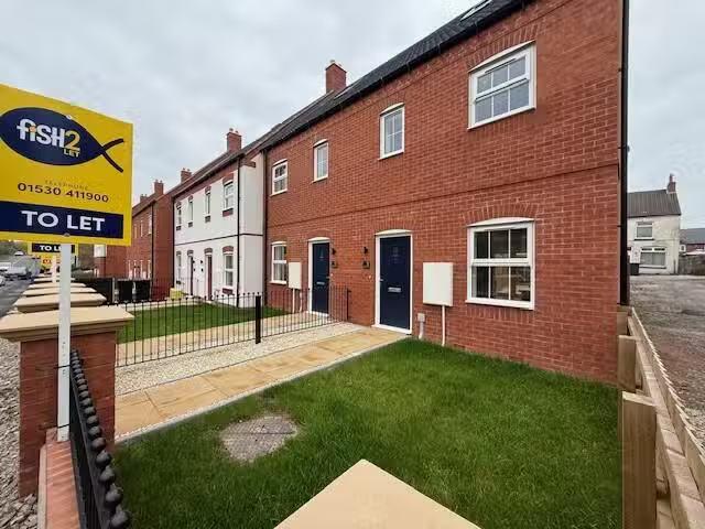 For Rent! 2 BA 3 bedroom semi detached house for rent in Lakes.