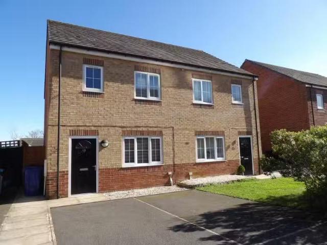 New 2 BA 3 bedroom semi detached house for rent in Lakeside Ri.