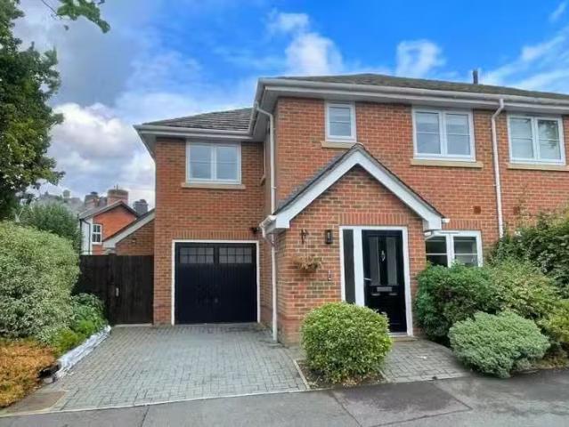 Cozy 2 BA 3 bedroom semi detached house for rent in Lightwater.