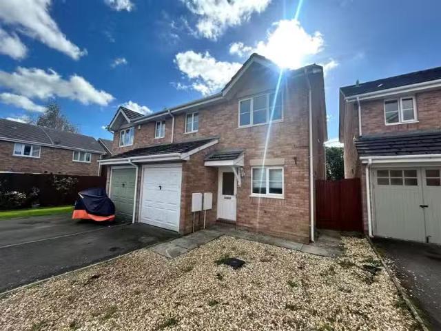 Cheap 2 BA 3 bedroom semi detached house for rent in Llys Eglw.