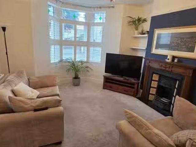 Cheap 2 BA 3 bedroom semi detached house for rent in North Str.
