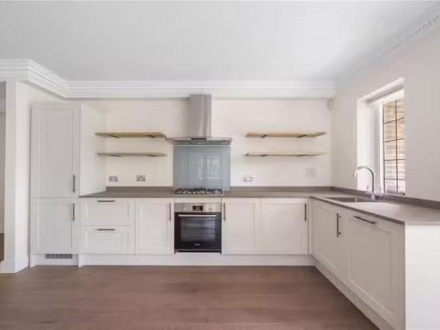 Deal! 2 BA 3 bedroom semi detached house for rent in Purley, P.