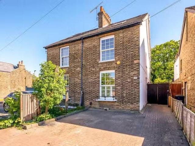 Cheap 2 BA 3 bedroom semi detached house for rent in Stanley R.