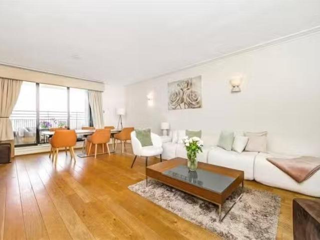 Cozy 2 BA 3 bedroom property to let in Cromwell Road, London.