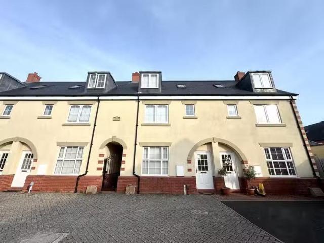 New 2 BA 3 bedroom town house for rent in Temple Mews, Rugby.