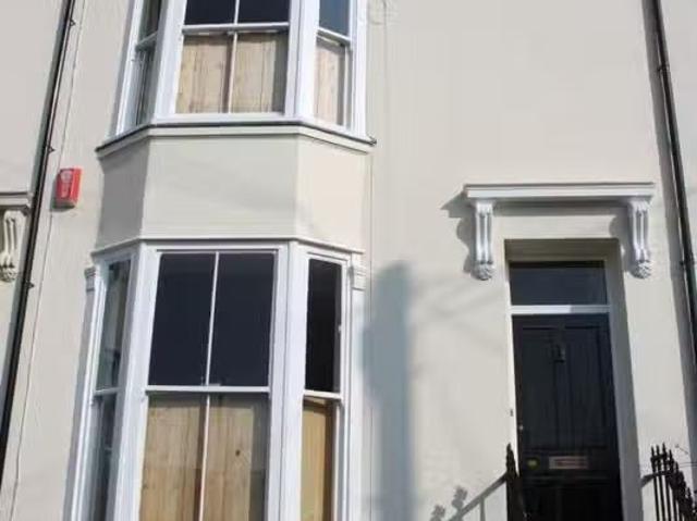 Just in! 2 BA 3 bedroom terraced house for rent in Abinger Pla.