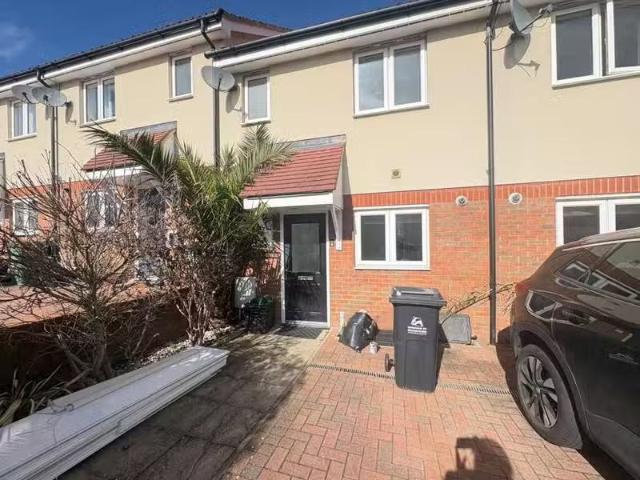 New 2 BA 3 bedroom terraced house for rent in Academia Avenue.