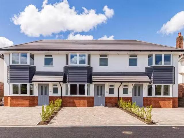 Cheap 2 BA 3 bedroom terraced house for rent in Modern Family.