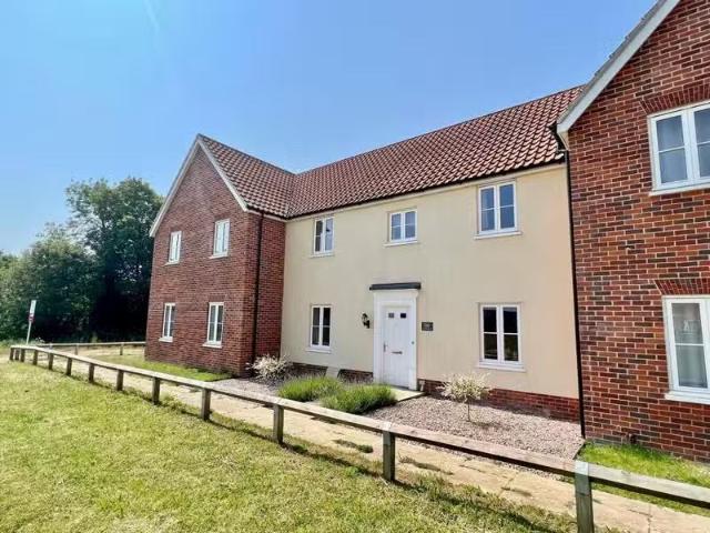 New 2 BA 3 bedroom terraced house for rent in Morello Chase, S.