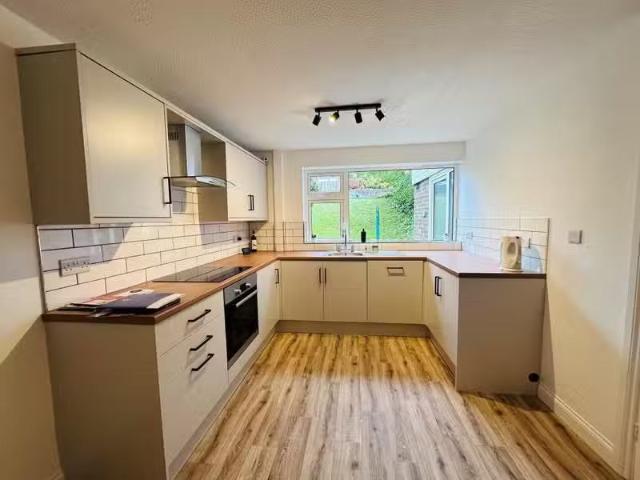 Deal! 2 BA 3 bedroom terraced house for rent in Newhaven Road.