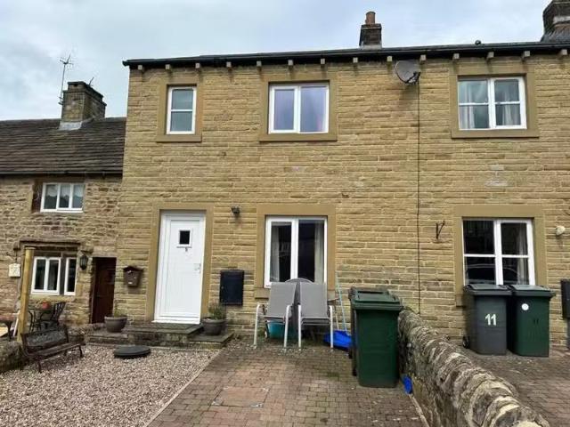 Cozy 2 BA 3 bedroom terraced house for rent in St. Johns Close.
