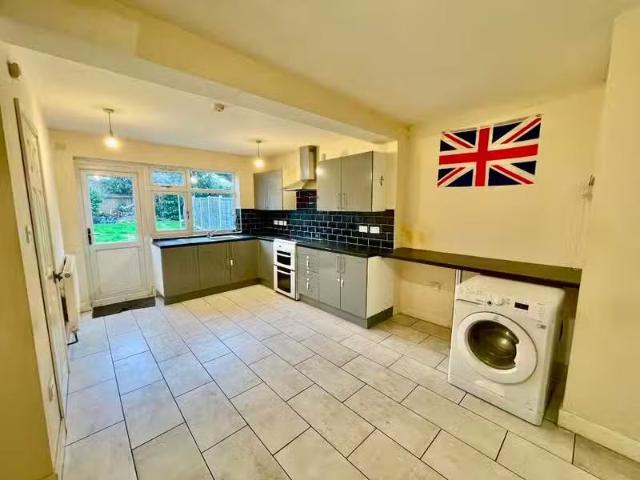 Just in! 2 BA 3 bedroom terraced house for rent in Pearson Ave.