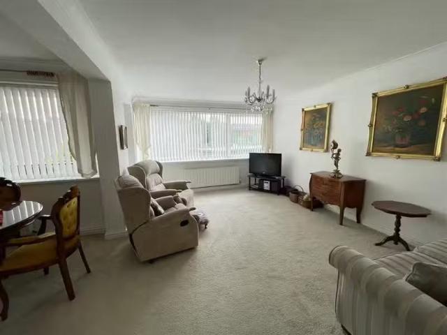 Cheap 2 bed flat to rent in High Street, B95, Henley IN Arden