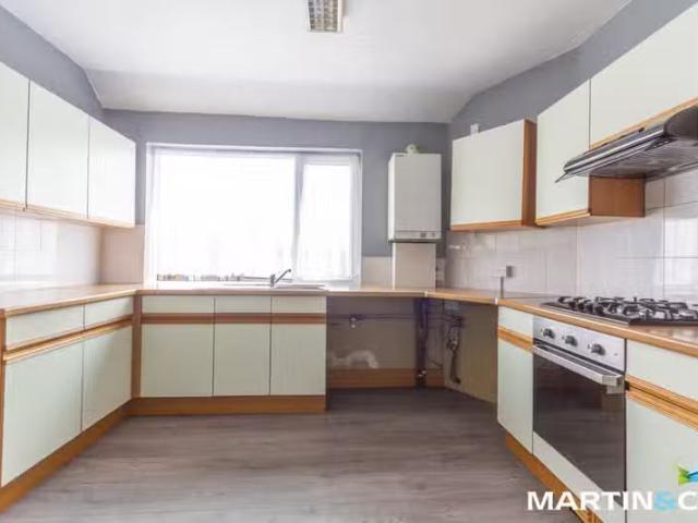 For Rent! 2 bedroom maisonette for rent in Fitzroy Road, North.