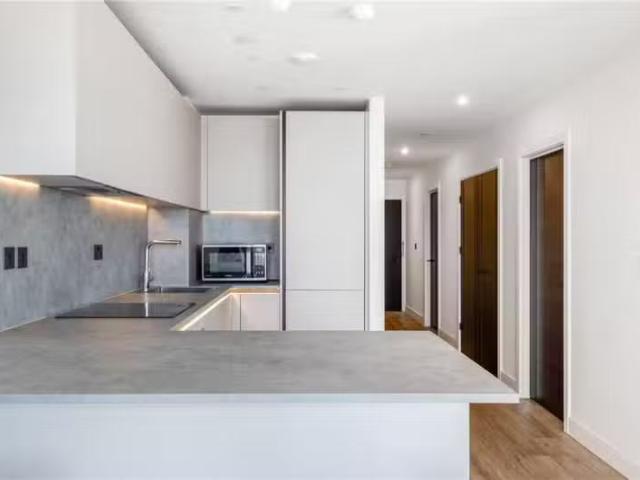 Charming 2 bedroom apartment for rent in 64 Shadwell Street, B.
