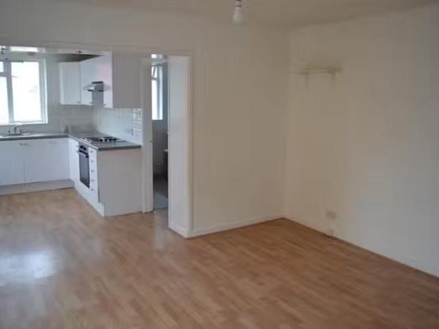 Cheap 2 bedroom apartment for rent in 299b Stapleton Road Bris.