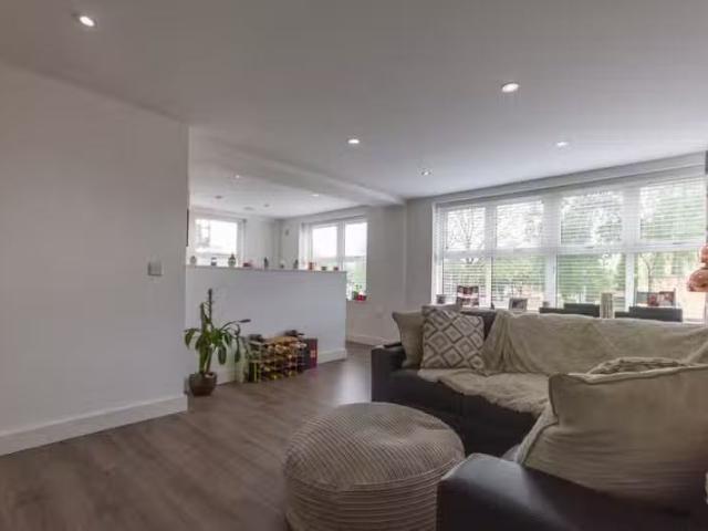 Cozy 2 bedroom apartment for rent in The Mint, Mint Drive, Jew.