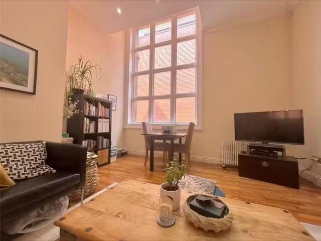 Charming 2 bedroom apartment for rent in Tweedy Road, Bromley.