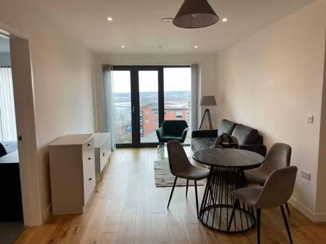 Cheap 2 bedroom apartment for rent in Axium, 40 Windmill St, B.