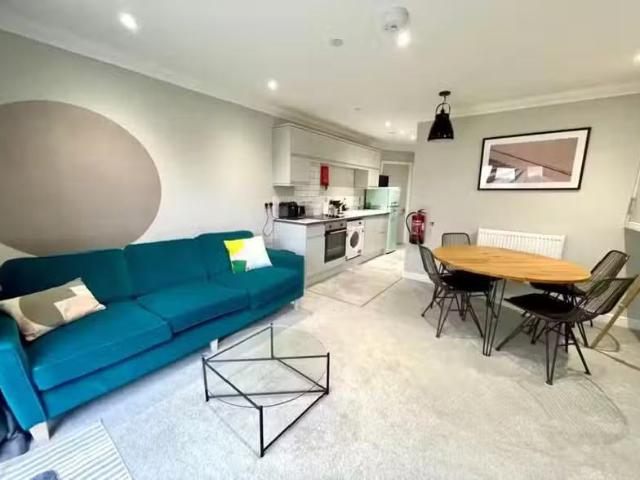 Cozy 2 bedroom apartment for rent in Cowbridge Road East, Card.
