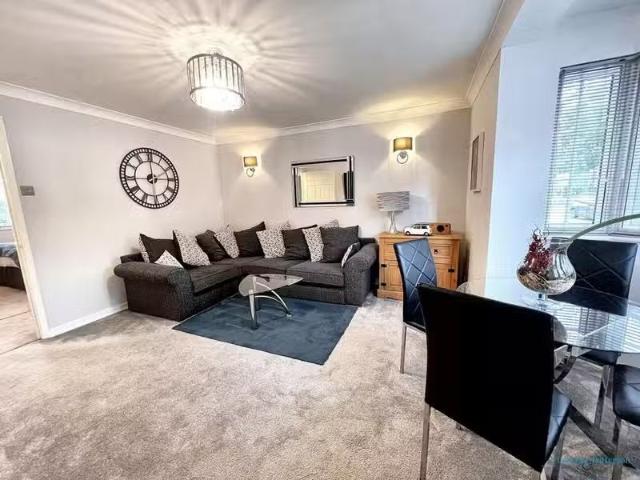 Rental! 2 bedroom apartment for rent in High Street, Henley in.