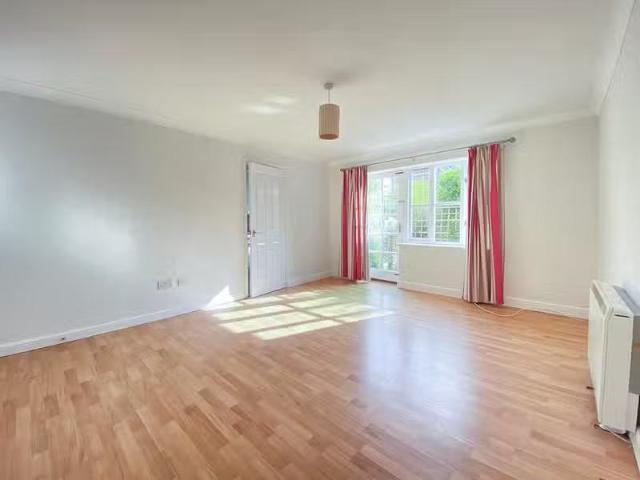 Cheap 2 bedroom apartment for rent in Laburnum House, CB4