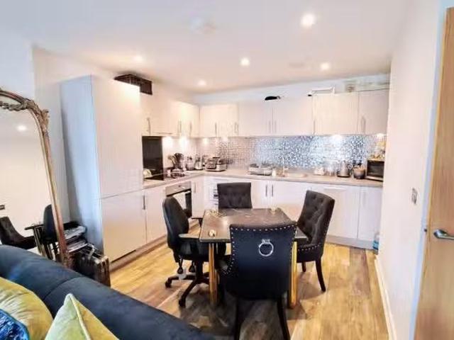 Cheap 2 bedroom apartment for rent in Roosevelt Apartments, Le.