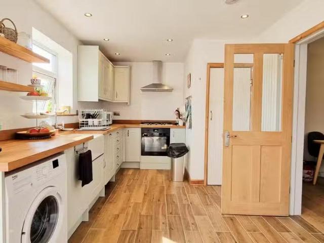 Deal! 2 bedroom end of terrace house for rent in Luckwell Road.