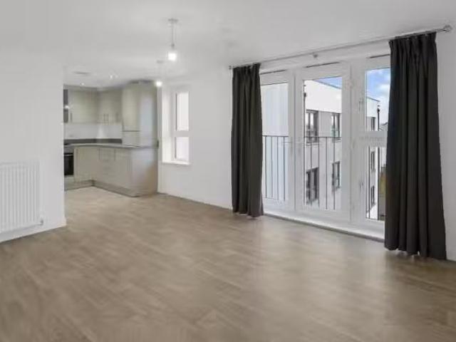Cozy 2 bedroom flat for rent in Caledonia Terrace, South Queen.