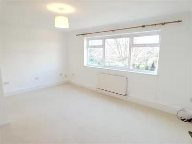 Just in! 2 bedroom flat for rent in Eastbury Court on Lemsford.
