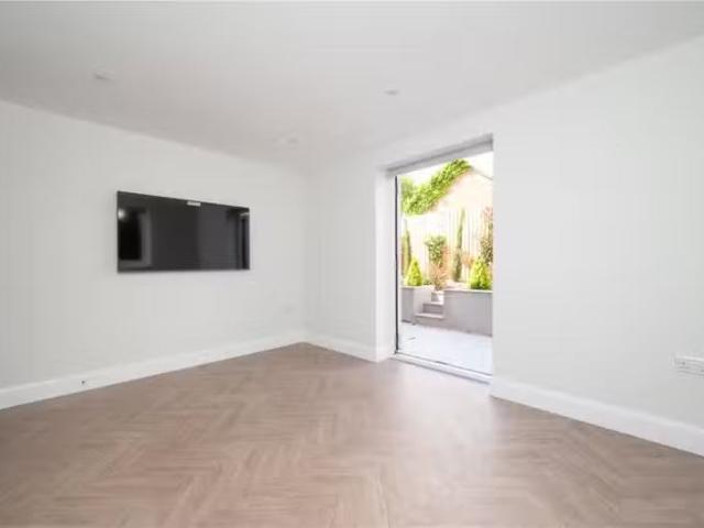 Charming 2 bedroom flat for rent in Martyr Close, St. Albans.