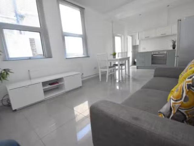 Charming 2 bedroom flat for rent in North Road, Heath, Cardiff.