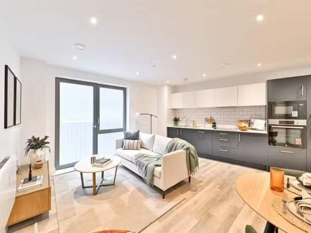 Just in! 2 bedroom Flat to rent, Bank Street, Gravesend, DA12.