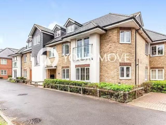 Just in! 2 bedroom Flat to rent, Stoneylands Road, Egham, TW20.