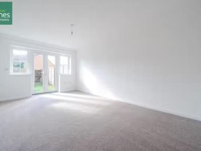 Cheap 2 bedroom house for rent in Watersmead Drive, The Poplar.