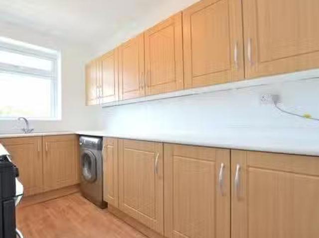 Cheap 2+ bedroom house to rent in Bell Drive, London, SW18