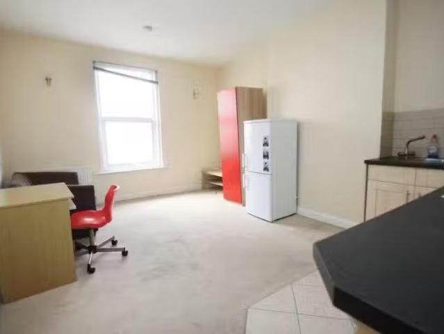 New 2 bedroom property for rent in The Triangle, Bournemouth.