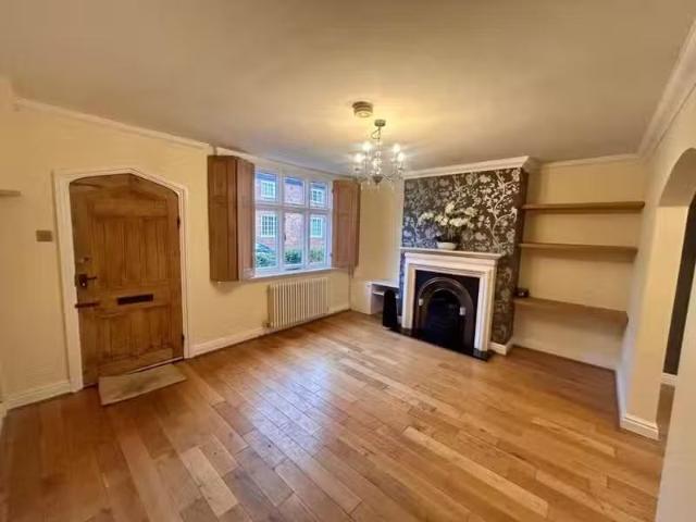Cheap 2 bedroom terraced house for rent in High Street, Hampto.