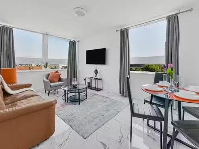 Nice 2 BR Brendon Street