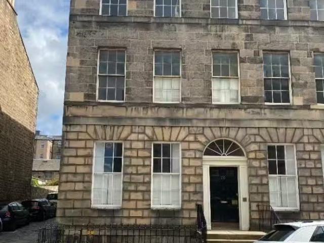 Cozy 2 BR Property to rent in Northumberland Street, Stockbri.