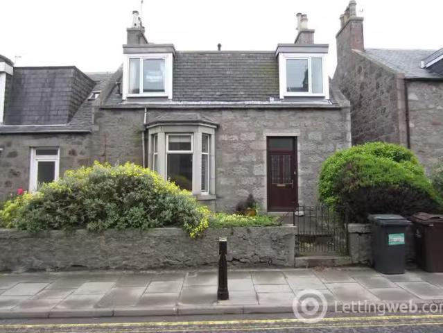 Cozy 2 BR Property to rent in Broomhill Road, Aberdeen, AB10