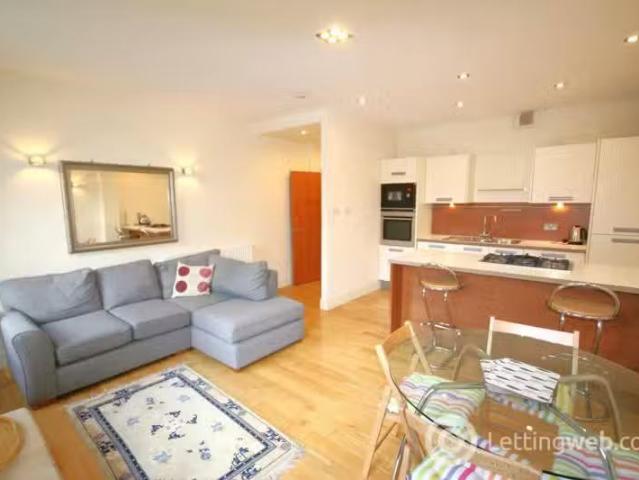 Cheap 2 BR Property to rent in Brunswick Street, Hillside, Edi.