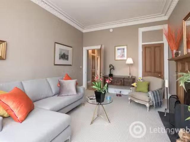 Cozy 2 BR Property to rent in Comely Bank Terrace, Edinburgh.
