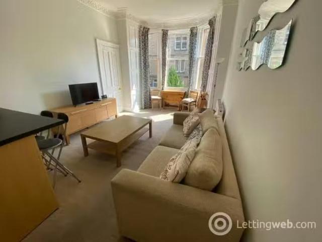 Cozy 2 BR Property to rent in Comiston Gardens, Edinburgh, Mid.