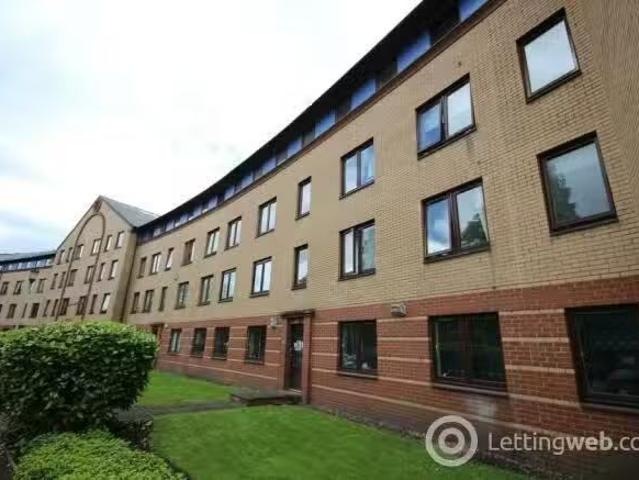 Unique 2 BR Property to rent in Plantation Park Gardens, Glasg.