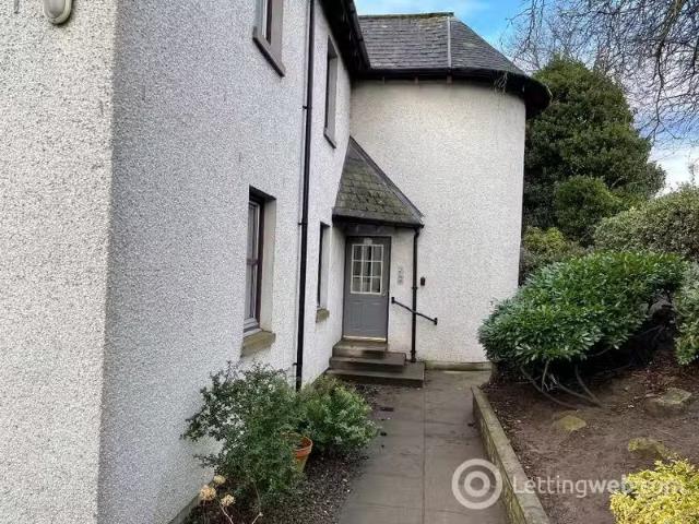 Unique 2 BR Property to rent in Queen Street, Broughty Ferry.