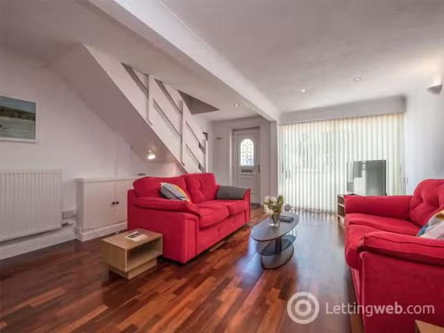 Cozy 2 BR Property to rent in Raeburn Mews, Edinburgh, Midloth.