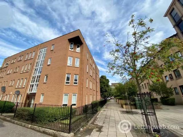 Cozy 2 BR Property to rent in St Vincent Street, Charing Cross.