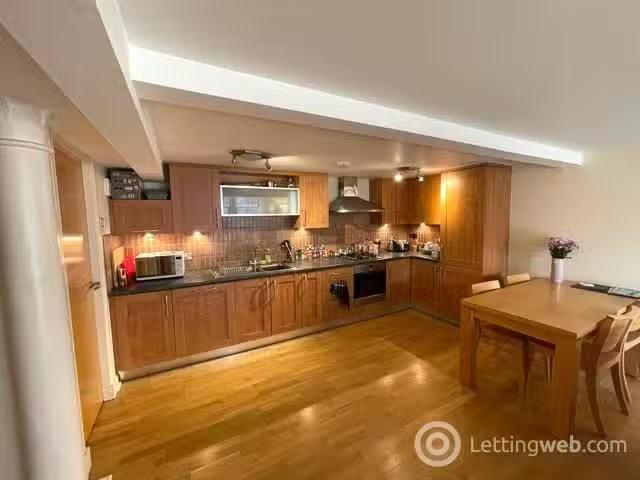 Nice 2 BR Property to rent in 15/6, Hermand Crescent, Edinburg.